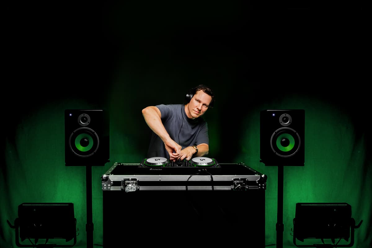 The Next Beat by Tiësto SX1 - Entfesseln Sie Ihren inneren DJ online ...